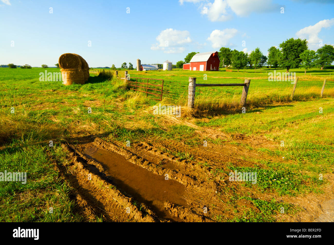 Straw and mud barn hi-res stock photography and images - Alamy