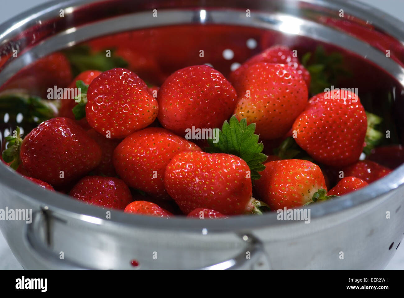 Strawberries in sieve hi-res stock photography and images - Alamy
