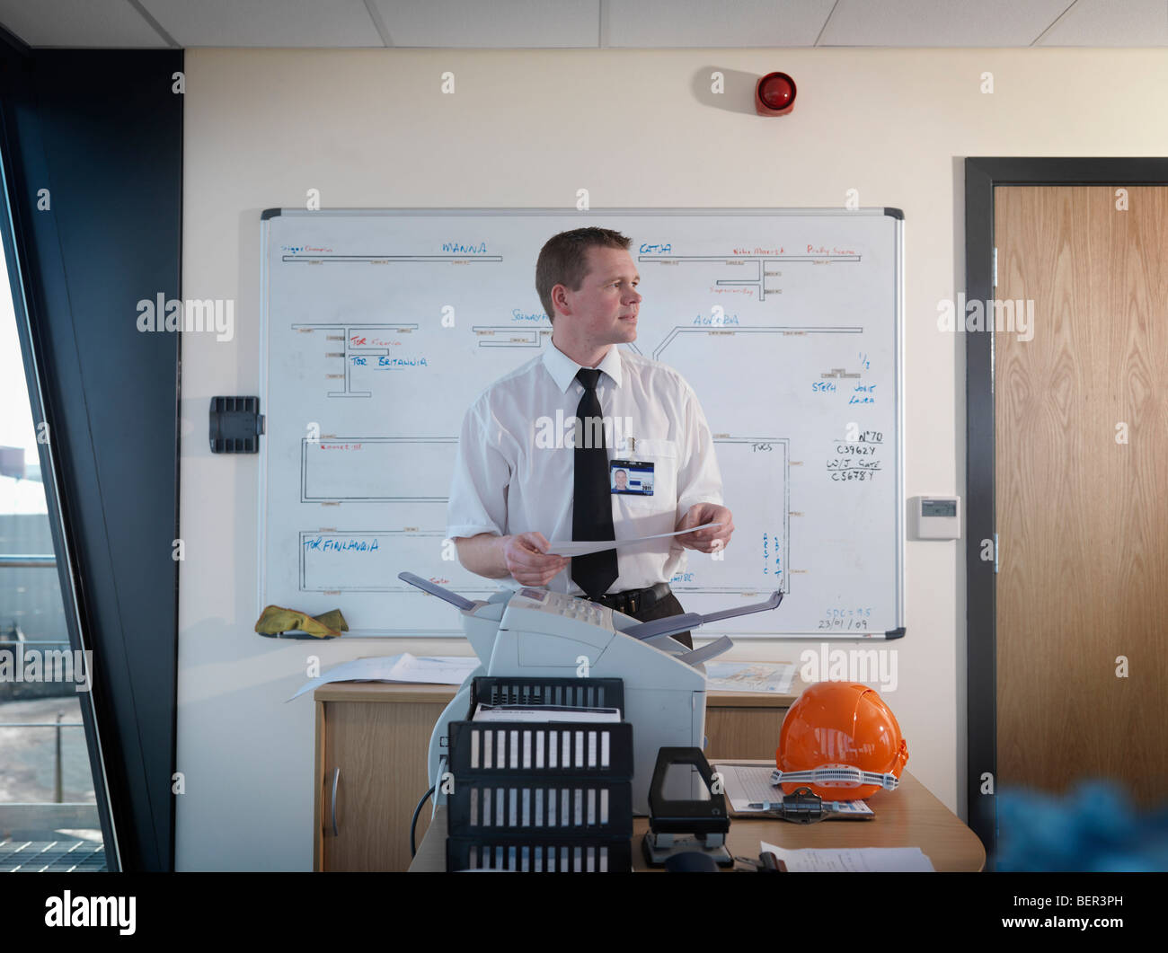 Front of an office tower hi-res stock photography and images - Alamy