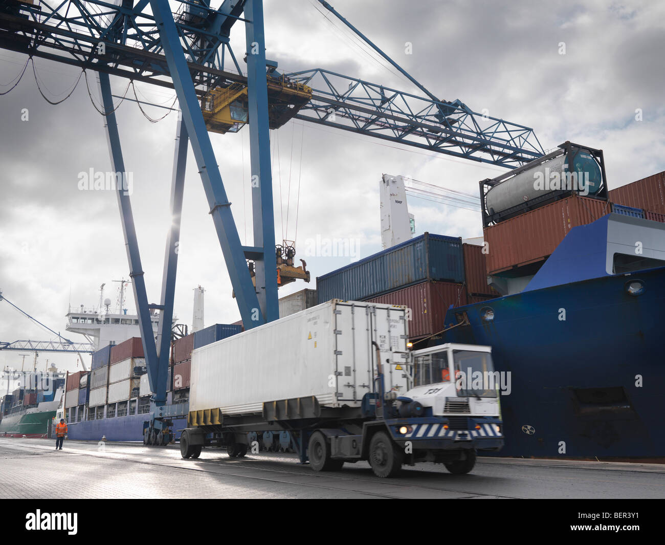 Working at port hi-res stock photography and images - Alamy