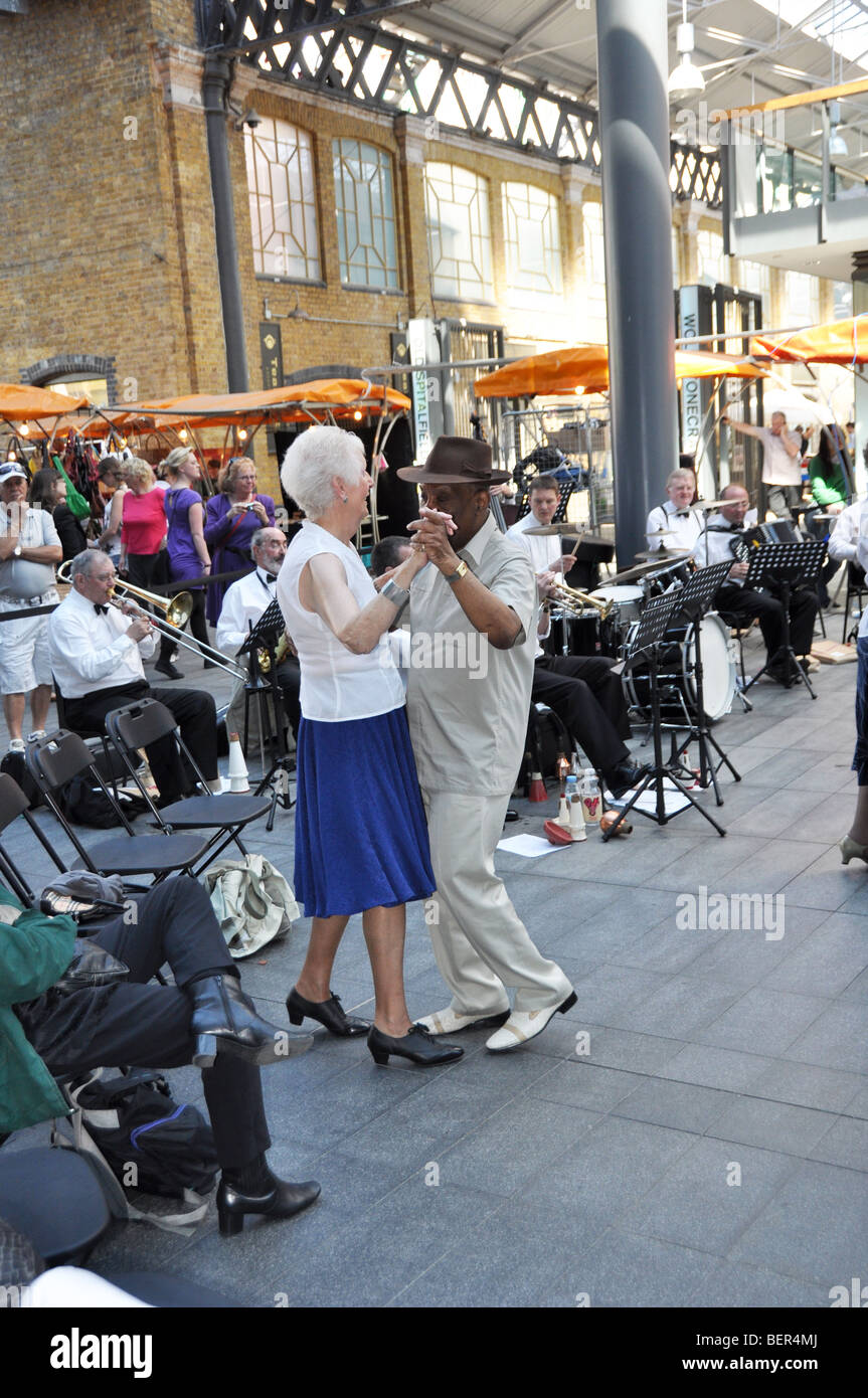 Live band dancing hi-res stock photography and images - Alamy