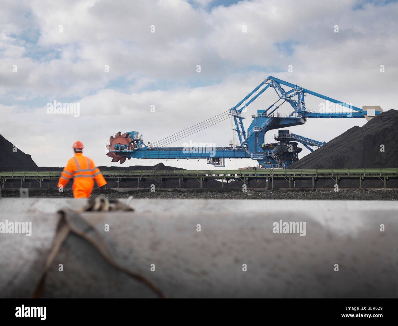Port machinery hi-res stock photography and images - Alamy
