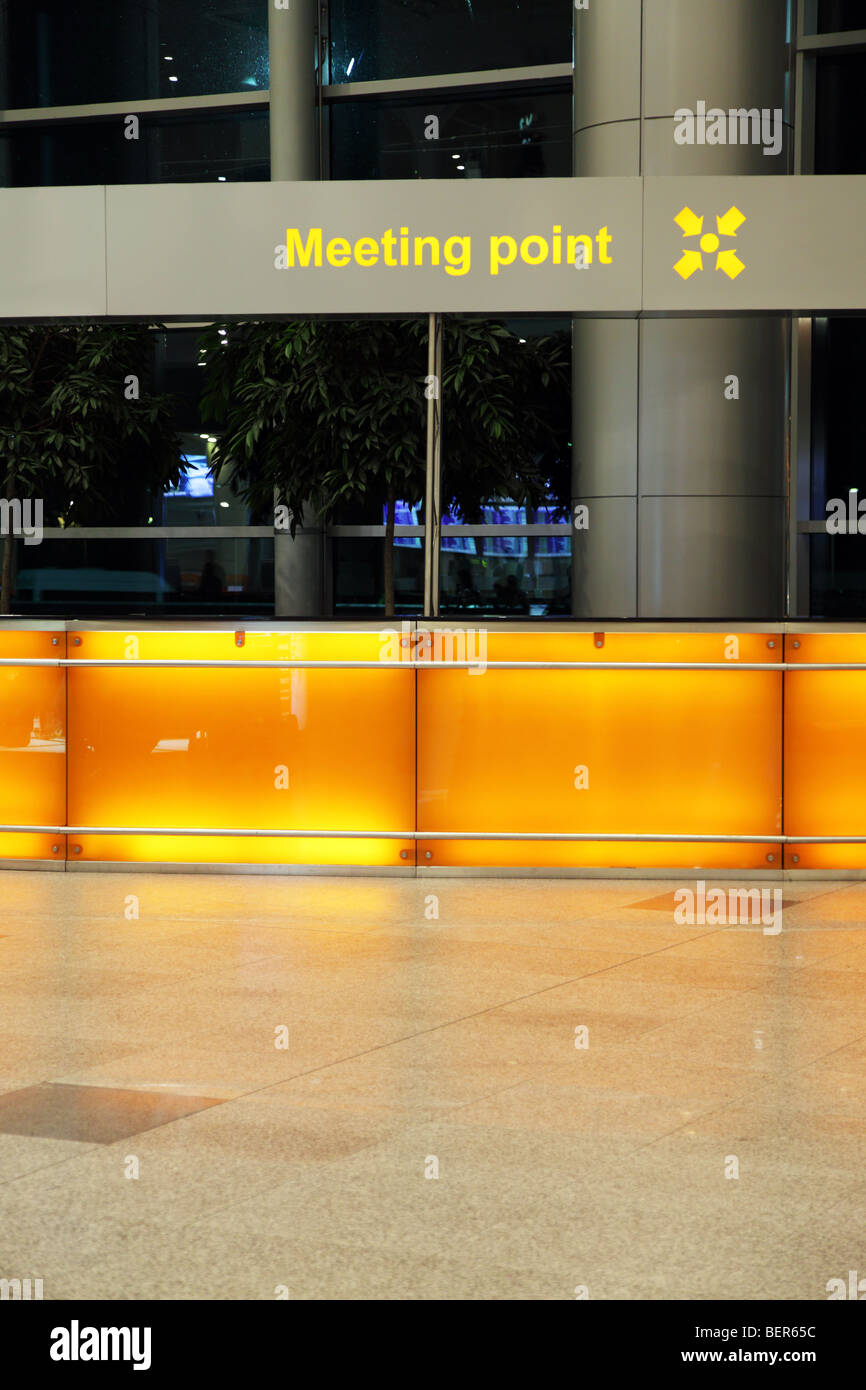 Meeting point sign airport hi-res stock photography and images - Alamy