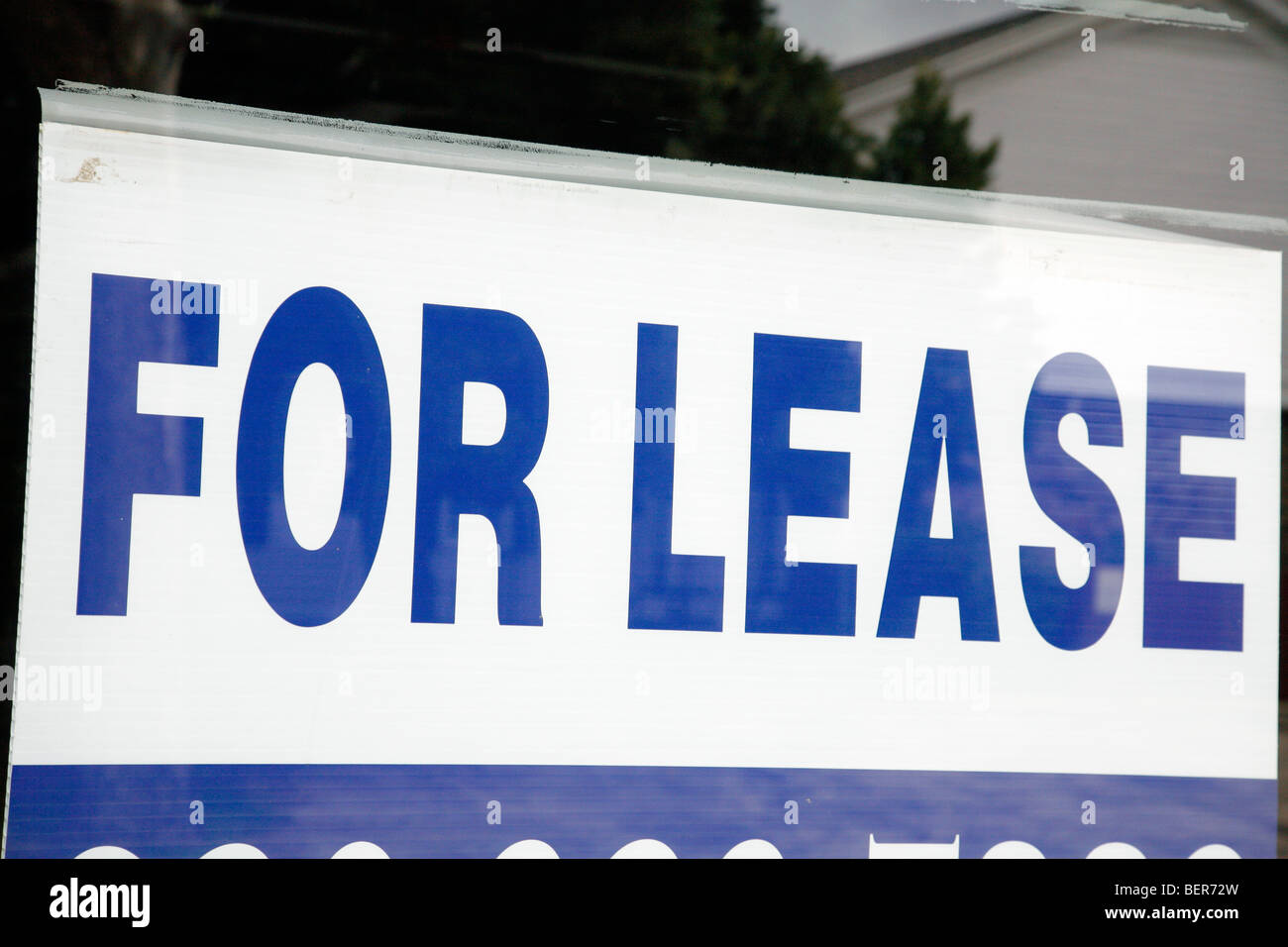 For Lease sign in window Stock Photo - Alamy