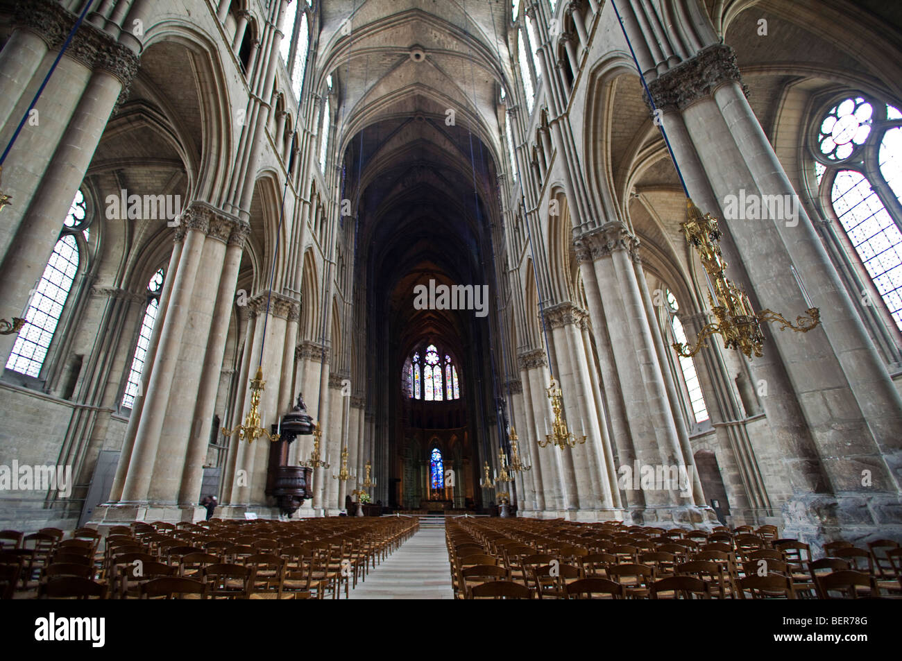 Rheims Cathedral (Cathedrale de Reims) Interior with stain glass window ...