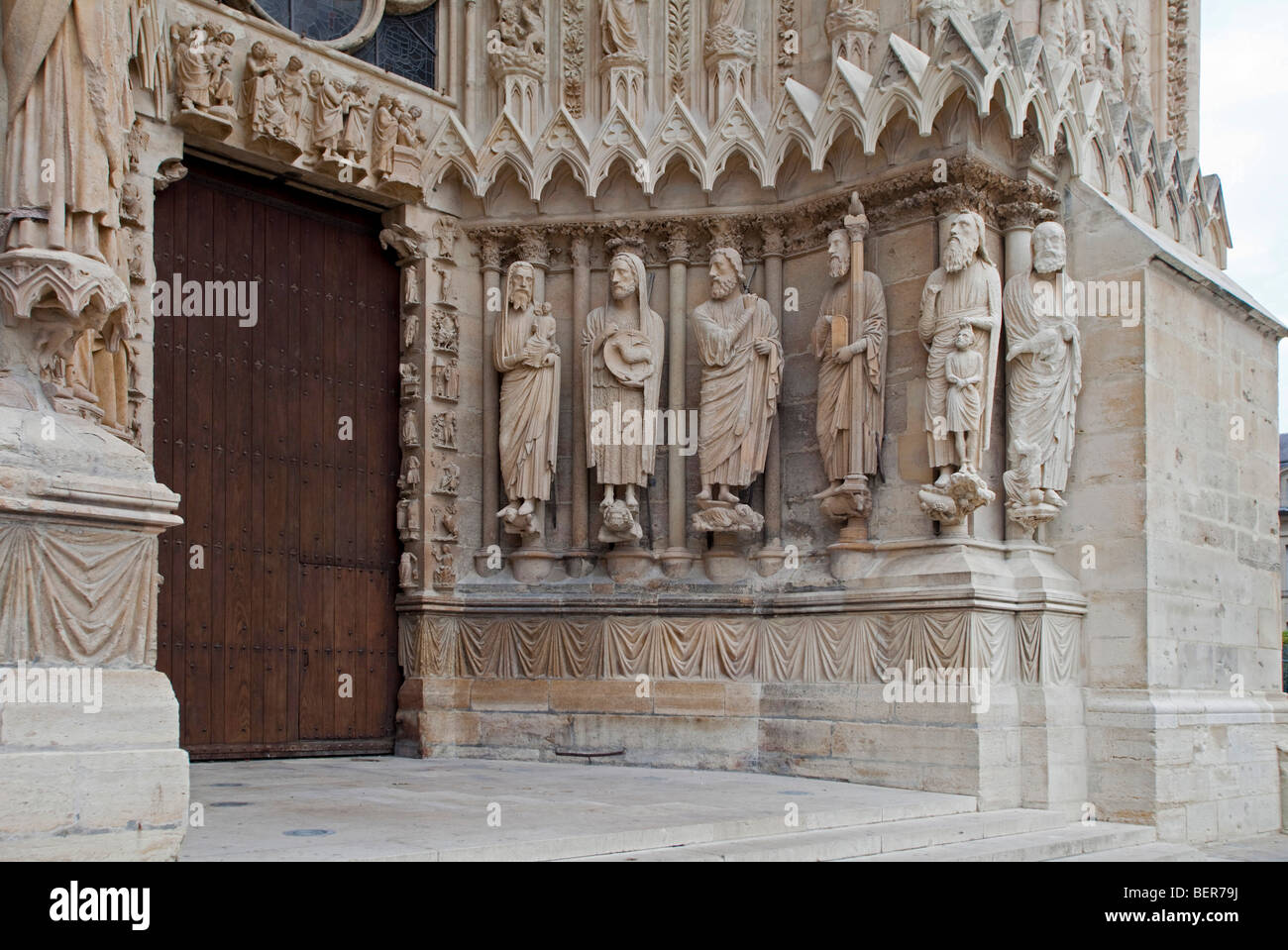 Rheims Cathedral (Cathedrale de Reims) details of sculpture in ...