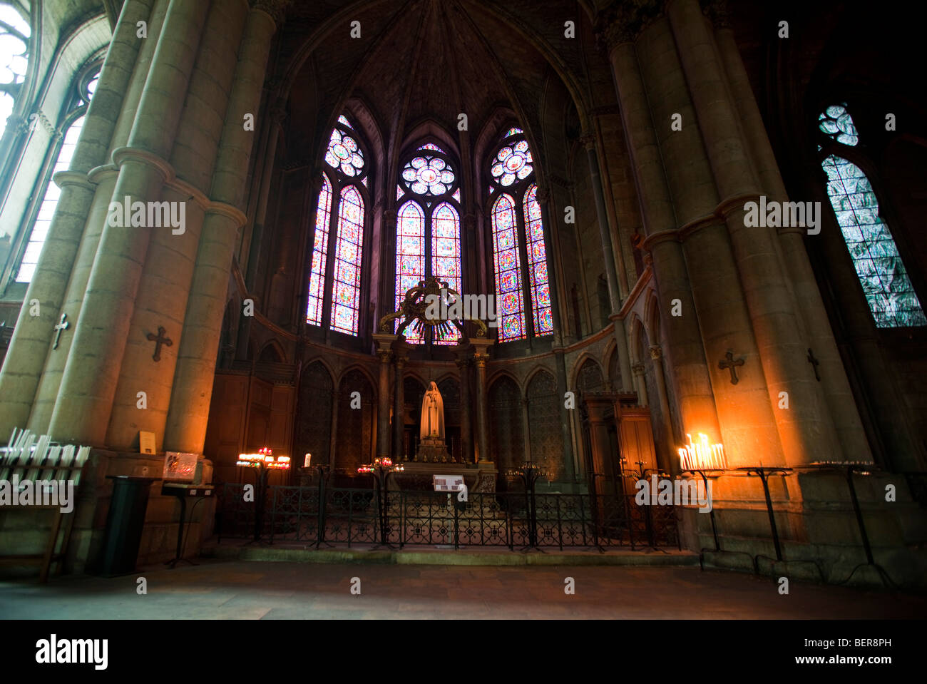 Rheims Cathedral (Cathedrale de Reims) Interior with stain glass window ...