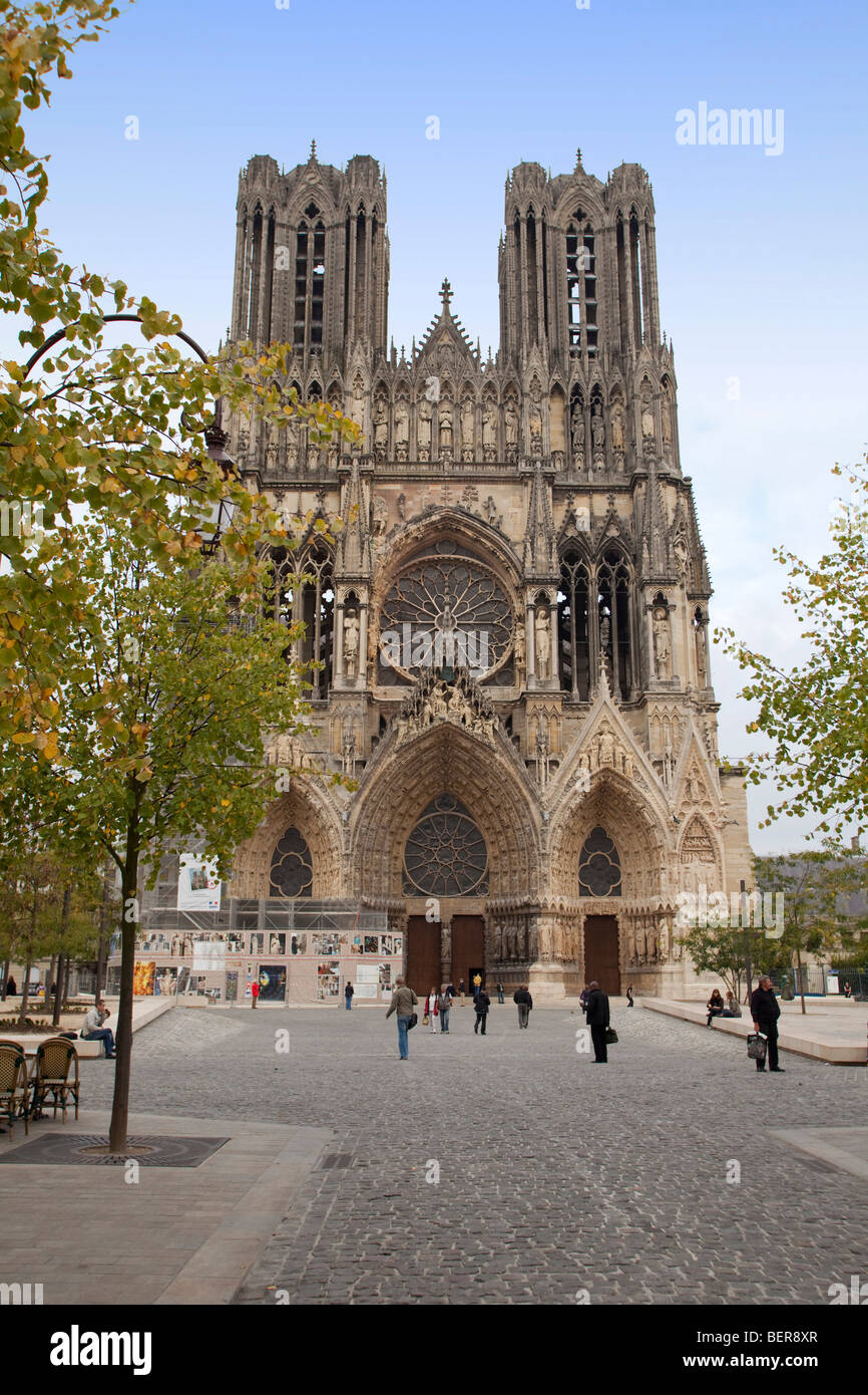 Reims cathedral statue joan arc hi-res stock photography and images - Alamy
