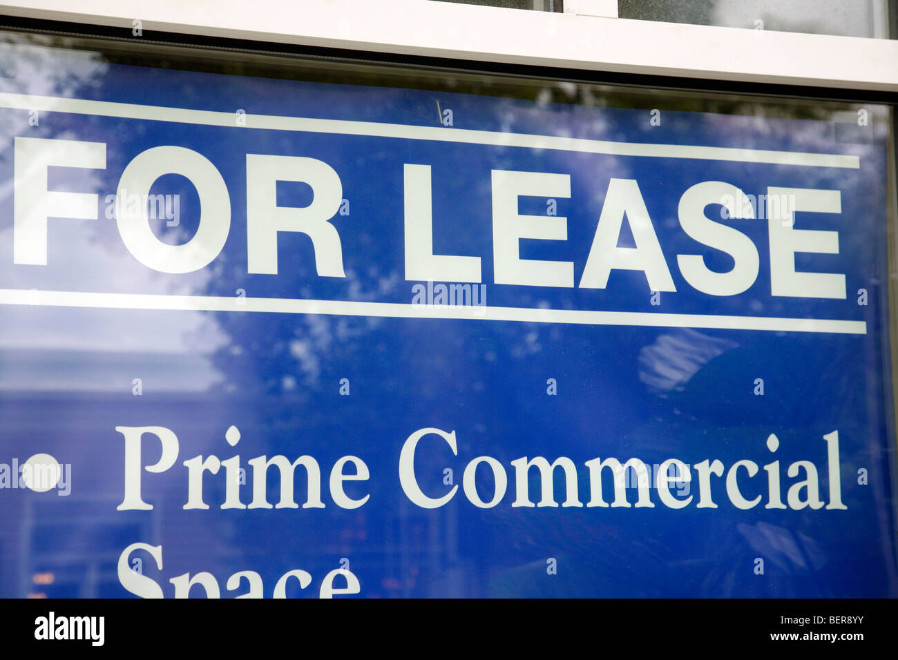 For Lease sign in window Stock Photo - Alamy
