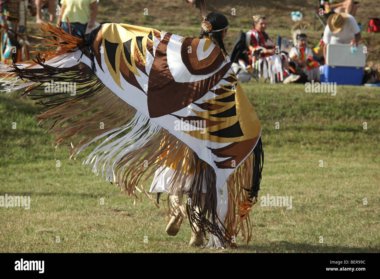 Dancing native woman hi-res stock photography and images - Alamy