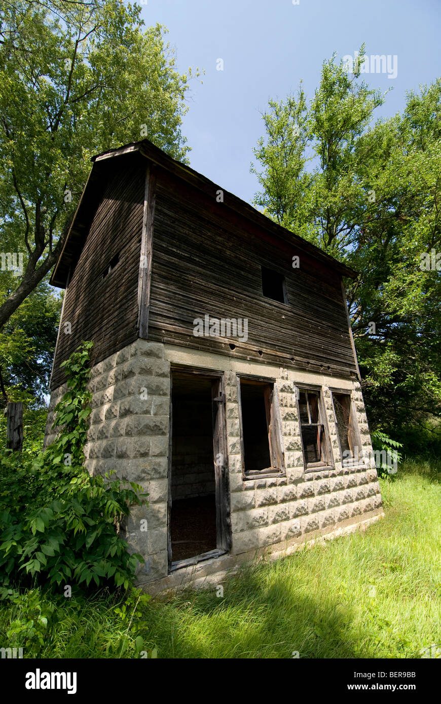 Weathered old, out-building in glacial Wisconsin Stock Photo - Alamy