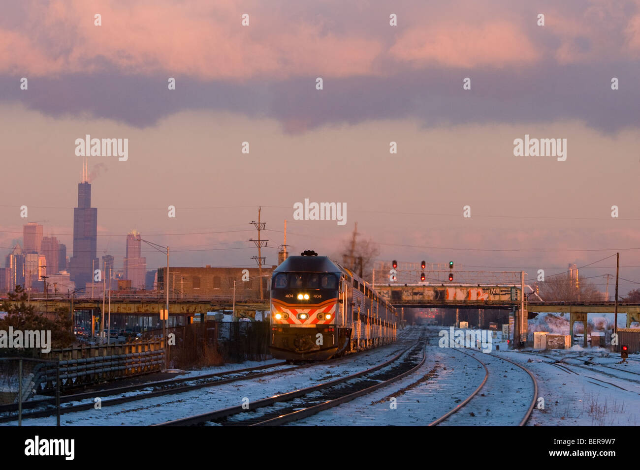 Commuter train city skyline hi-res stock photography and images - Alamy