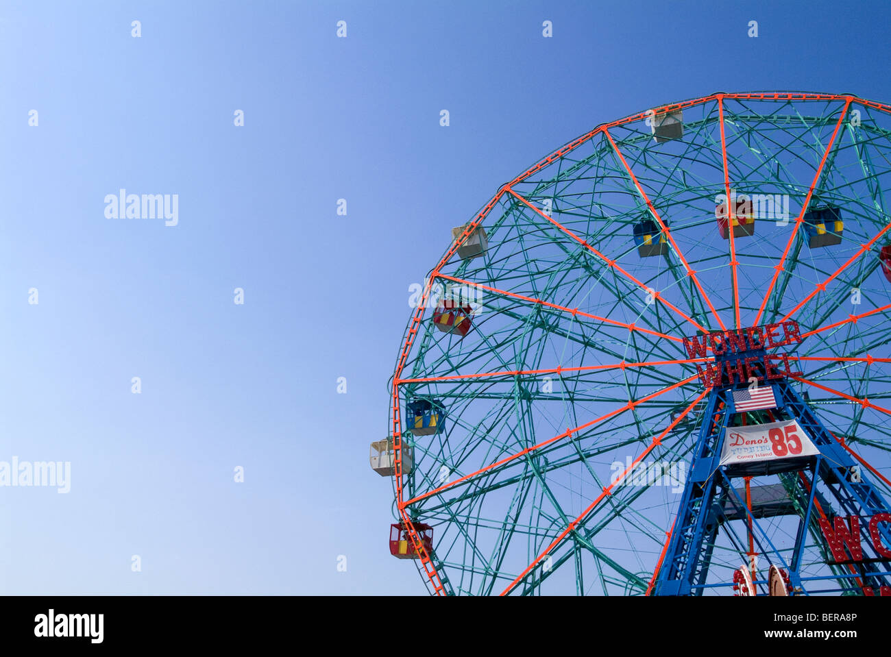 Wonder wheel with american flag hi-res stock photography and images - Alamy