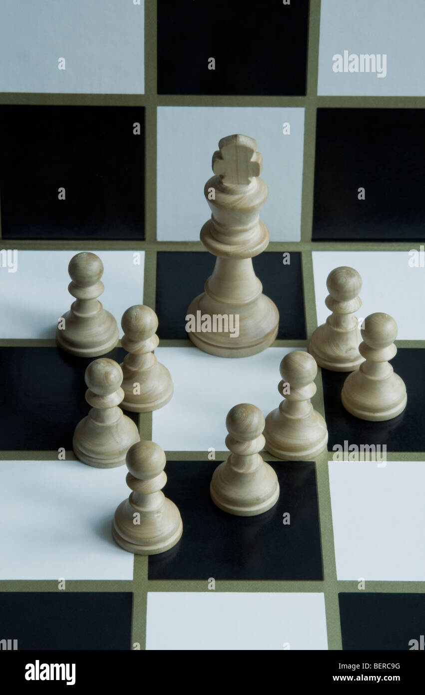 Chess board with King and surrounding pawns Stock Photo - Alamy