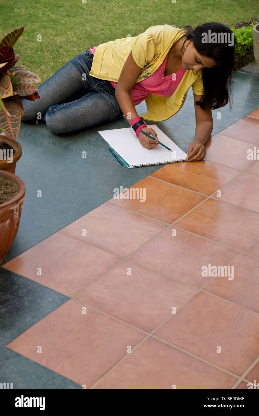 Woman sketching outside hi-res stock photography and images - Alamy