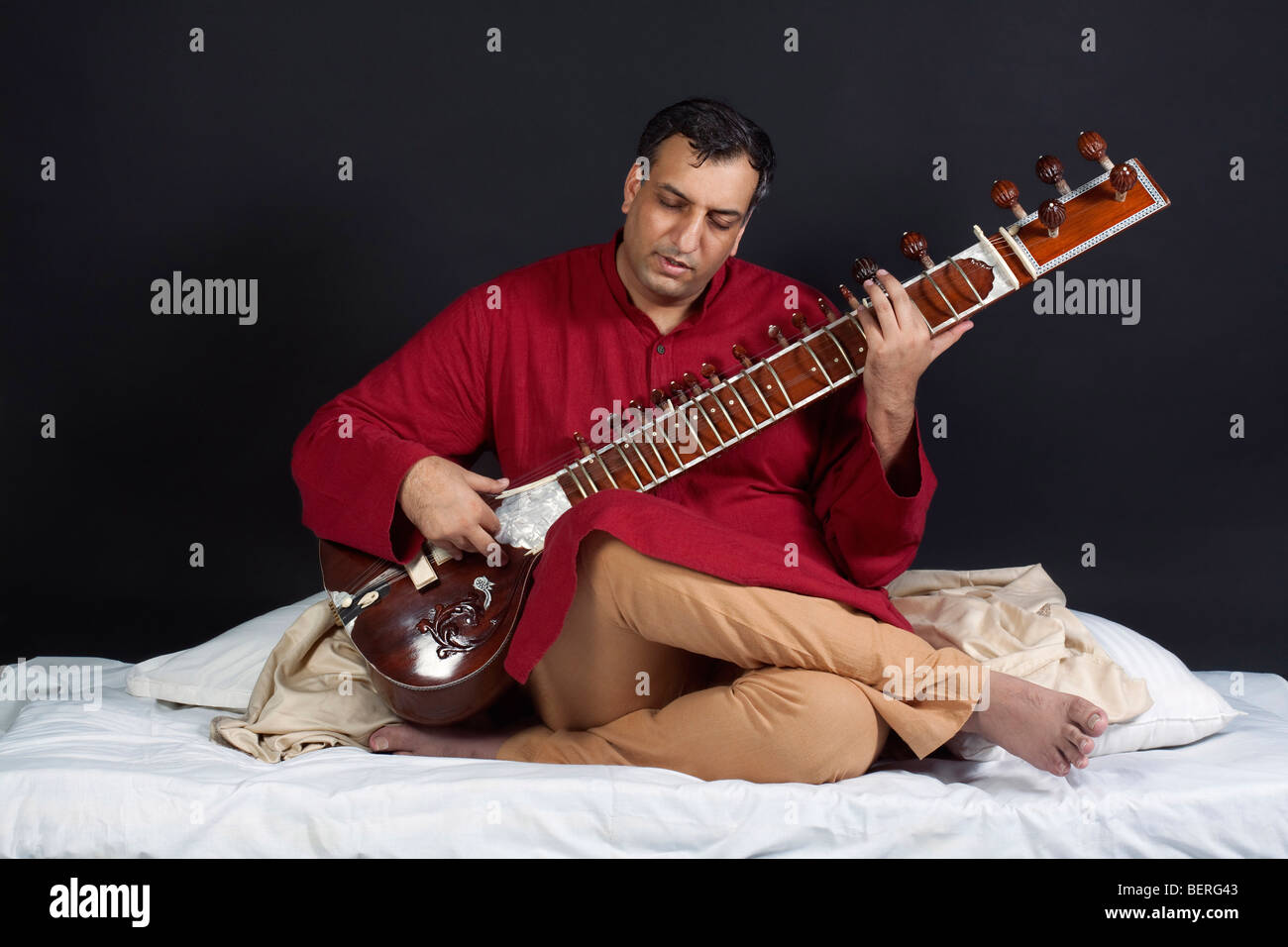 Man playing the sitar Stock Photo - Alamy