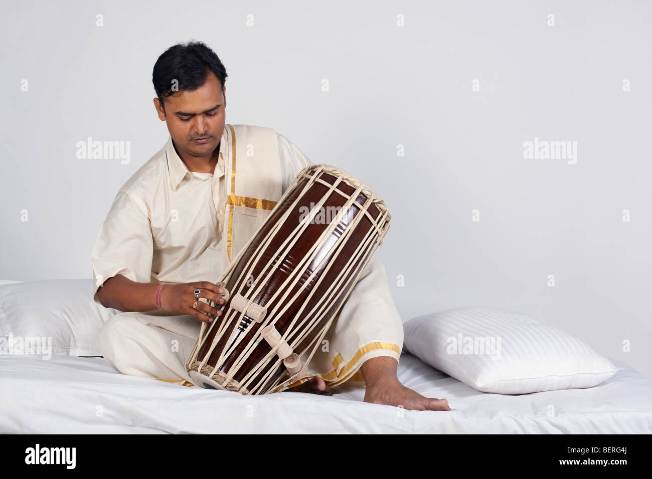 Man playing the tabla Stock Photo - Alamy