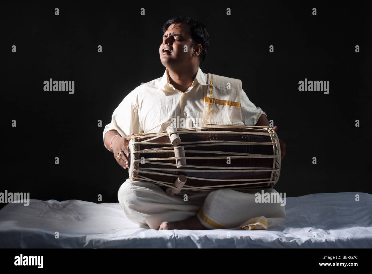 Man playing the tabla Stock Photo - Alamy