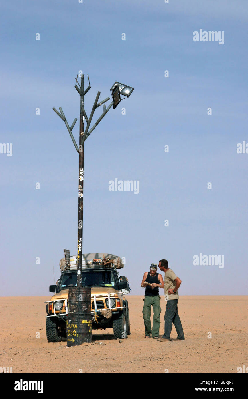 Tourists and four-wheel drive vehicle at the Arbre du Ténéré / Tree of ...