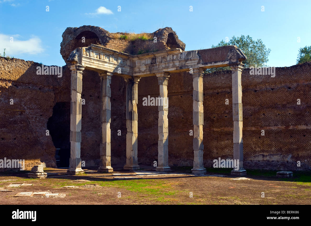 Building with doric pillars hi-res stock photography and images - Alamy