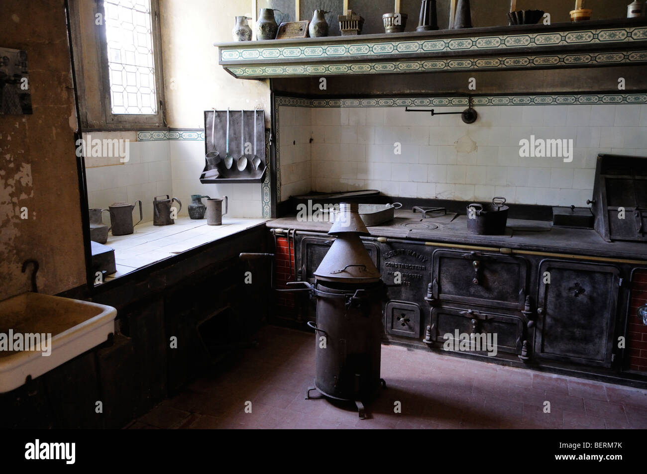 Interior 16th century kitchen hi-res stock photography and images - Alamy
