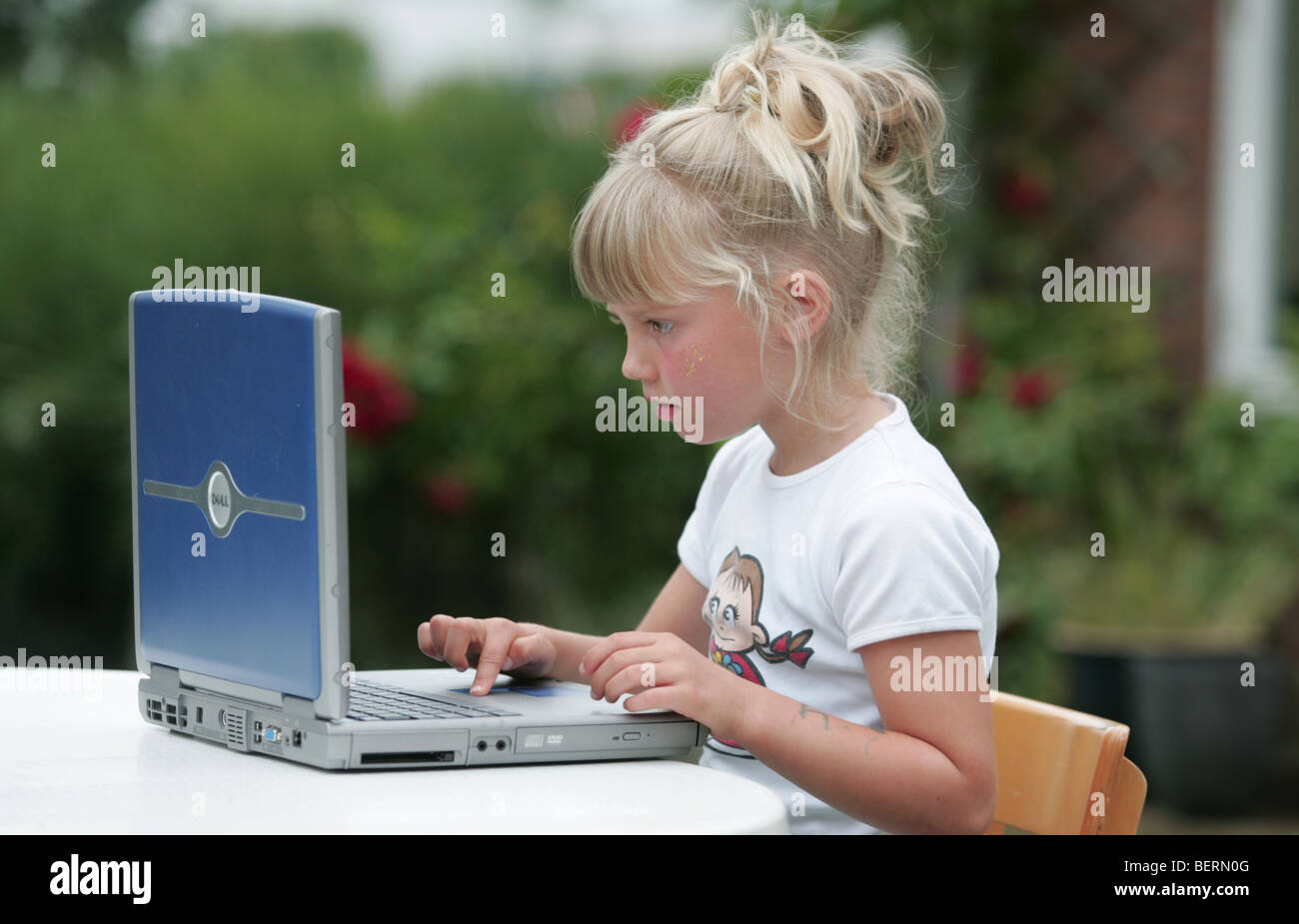 Child working outside hi-res stock photography and images - Alamy