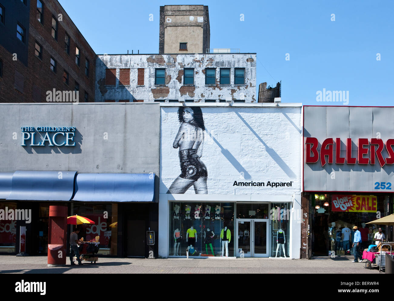 Harlem street sign hi-res stock photography and images - Alamy