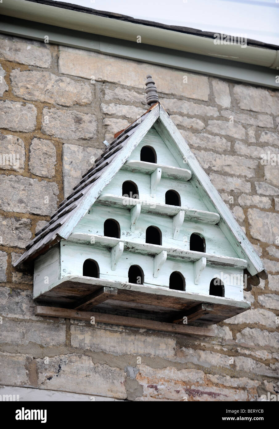 A SMALL DOVECOTE ON THE WALL OF A COTTAGE IN GLOUCESTERSHIRE UK Stock ...