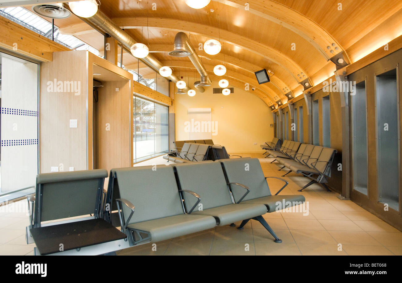 Train station waiting room hi-res stock photography and images - Alamy