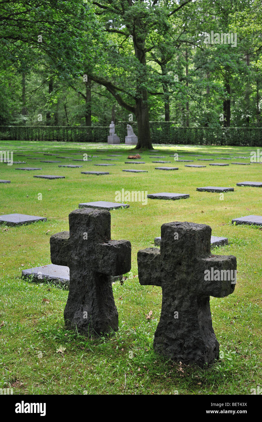 Ww1 cemetery crosses hi-res stock photography and images - Alamy