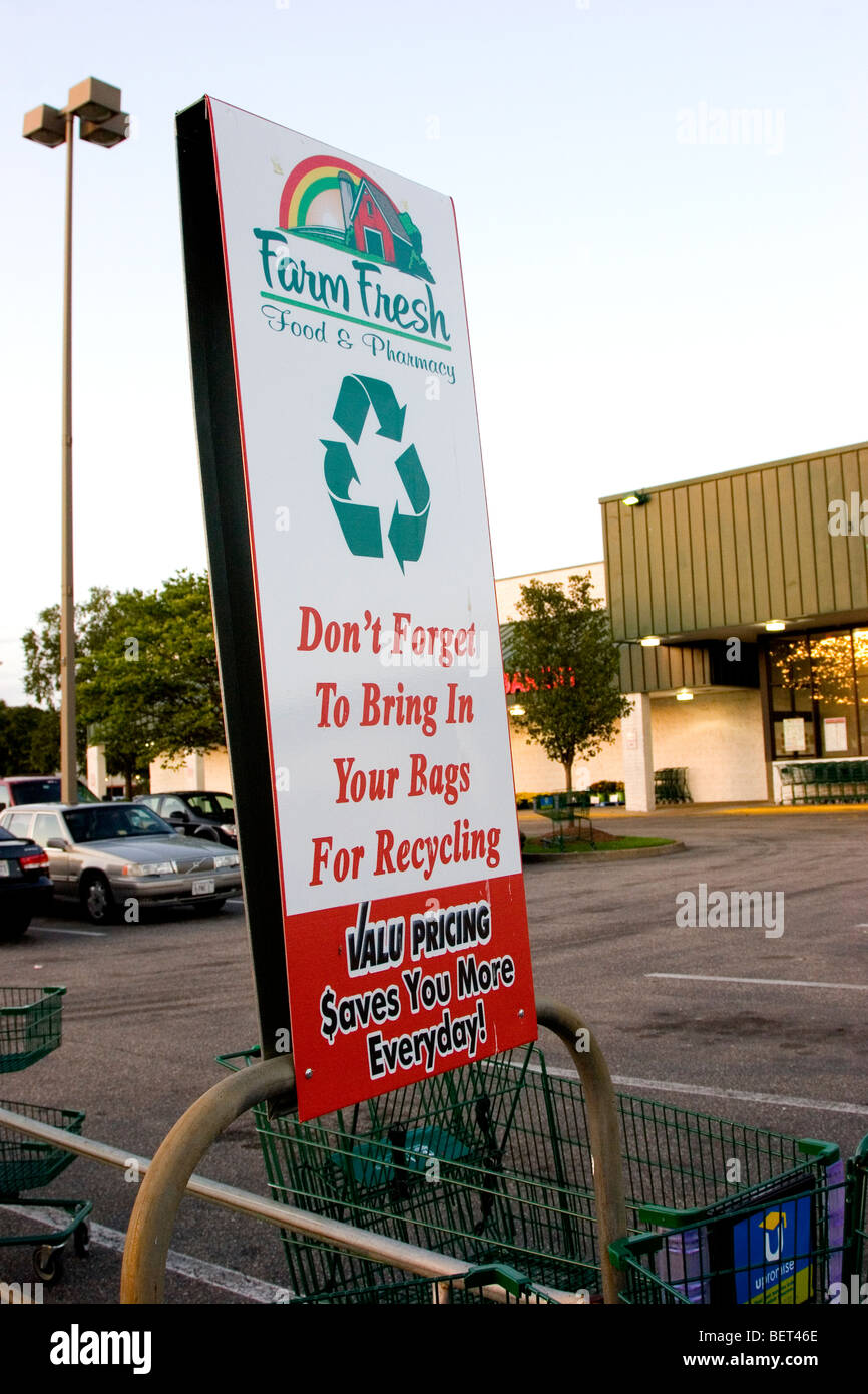 Grocery store parking lot sign reminding shoppers to bring bags for ...