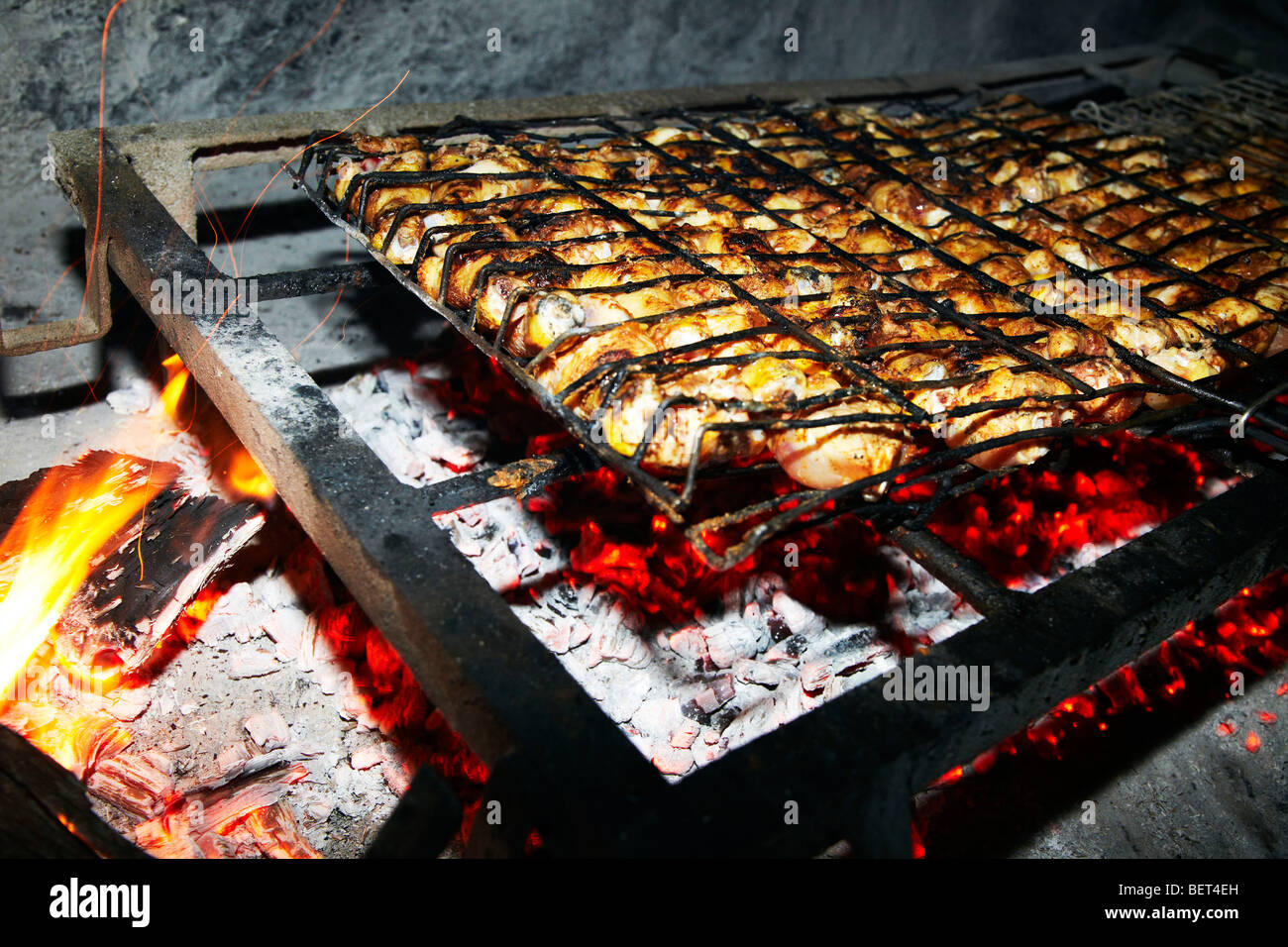 cooking chicken on bar b que fire Stock Photo - Alamy