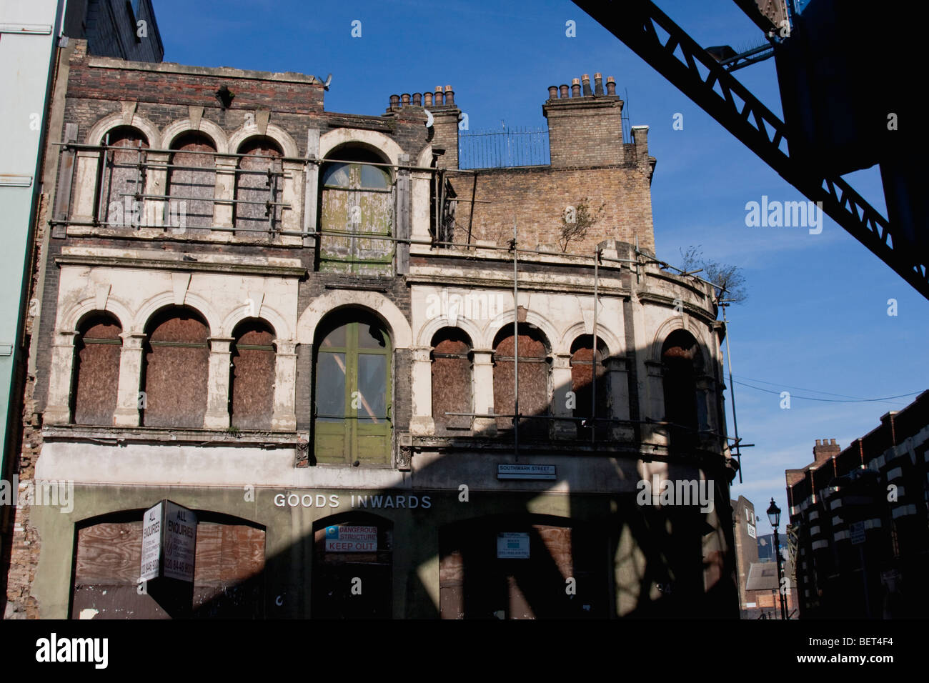 Building in disrepair hi-res stock photography and images - Alamy