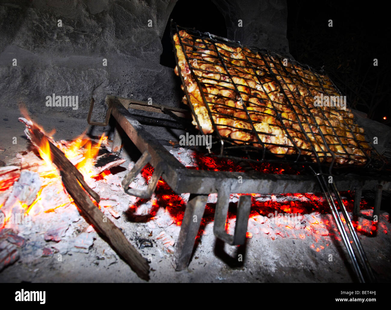 cooking chicken on bar b que fire Stock Photo - Alamy