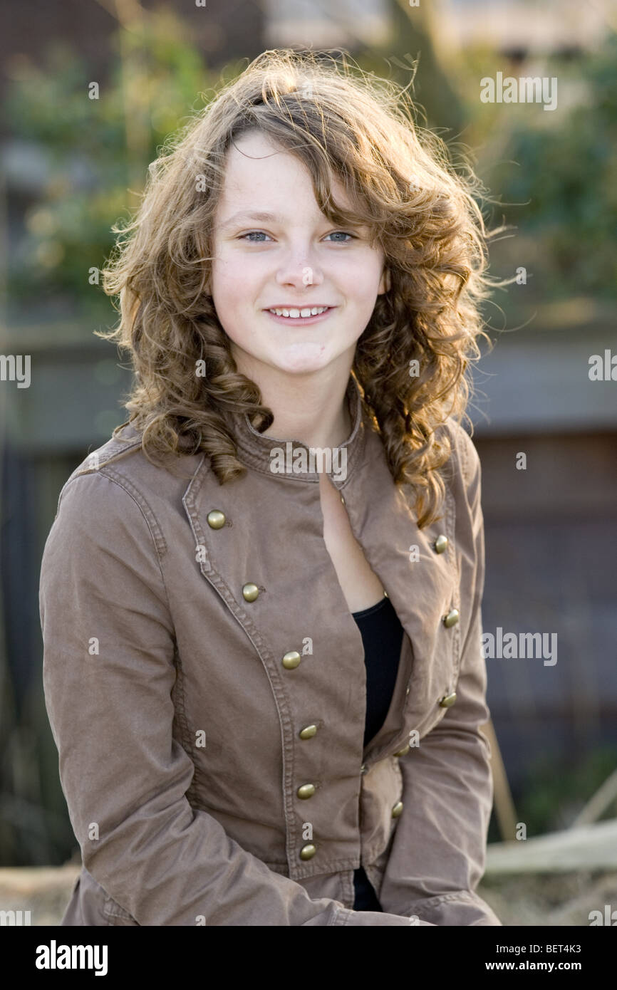 Teen girl posing outside old hi-res stock photography and images - Alamy