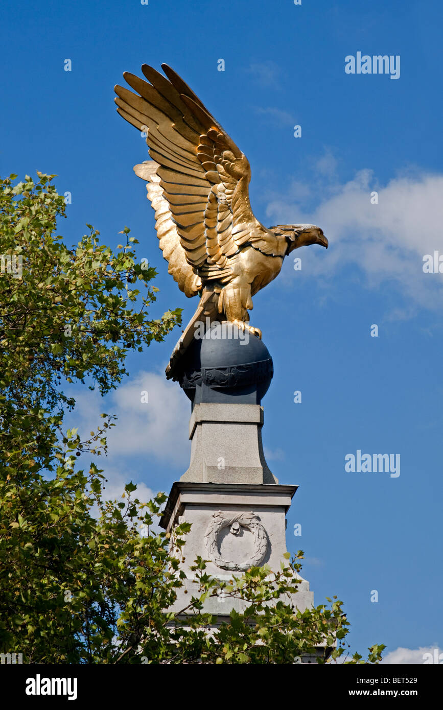 Eagle statue london hi-res stock photography and images - Alamy