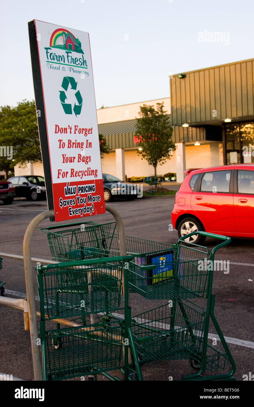 Grocery store parking lot sign reminding shoppers to bring bags for ...