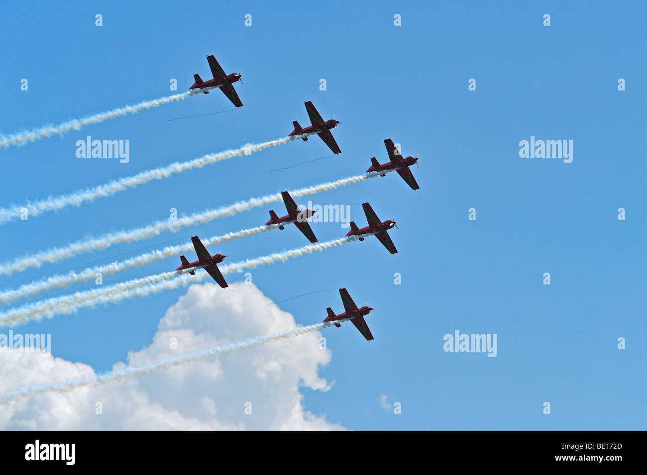 Airplanes from the Royal Moroccan Air Force / Green March flying linked ...