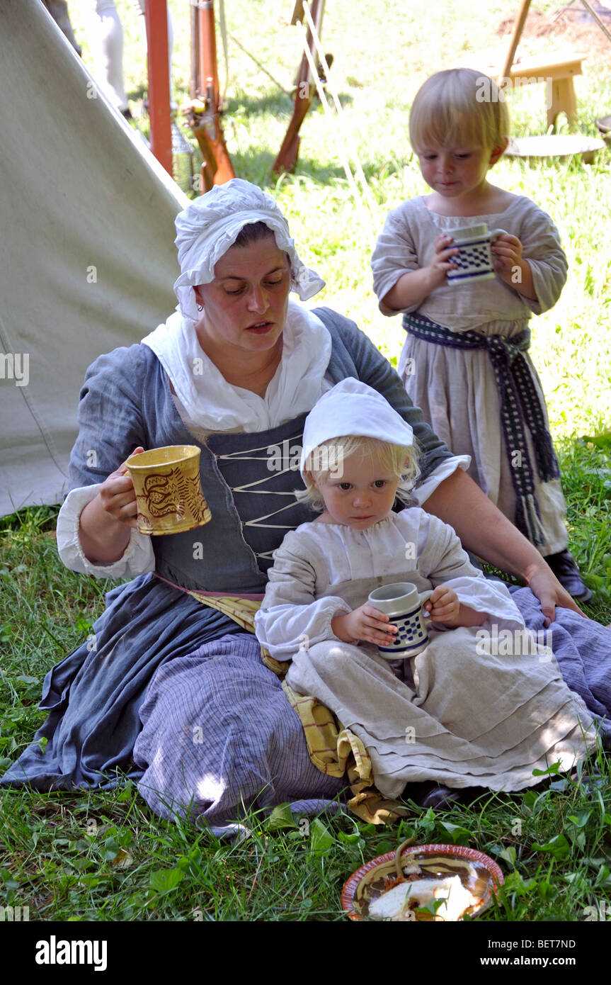 Revolutionary war re enactment woman hi-res stock photography and ...