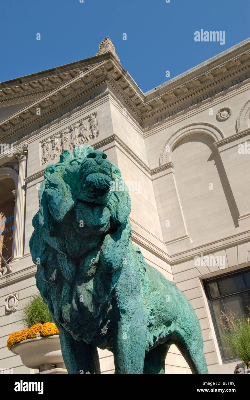 Art institute of chicago lion statue hi-res stock photography and ...