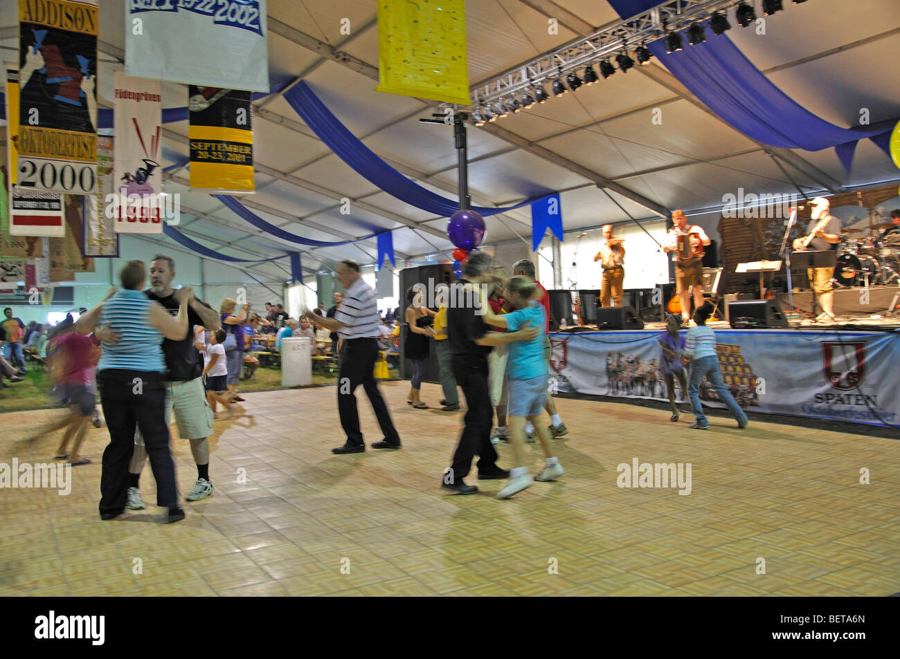 Couples dancing oktoberfest addison hi-res stock photography and images ...
