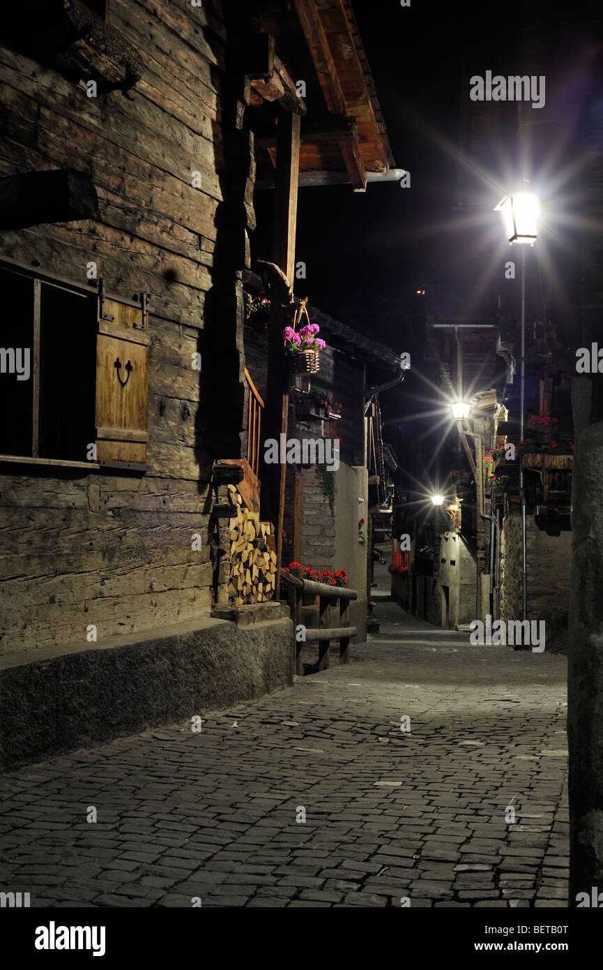 Street with traditional Swiss wooden houses / chalets in the Alpine ...