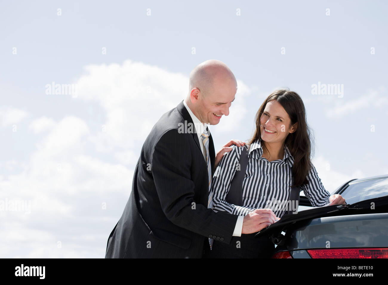 man signing contract on back of car Stock Photo - Alamy