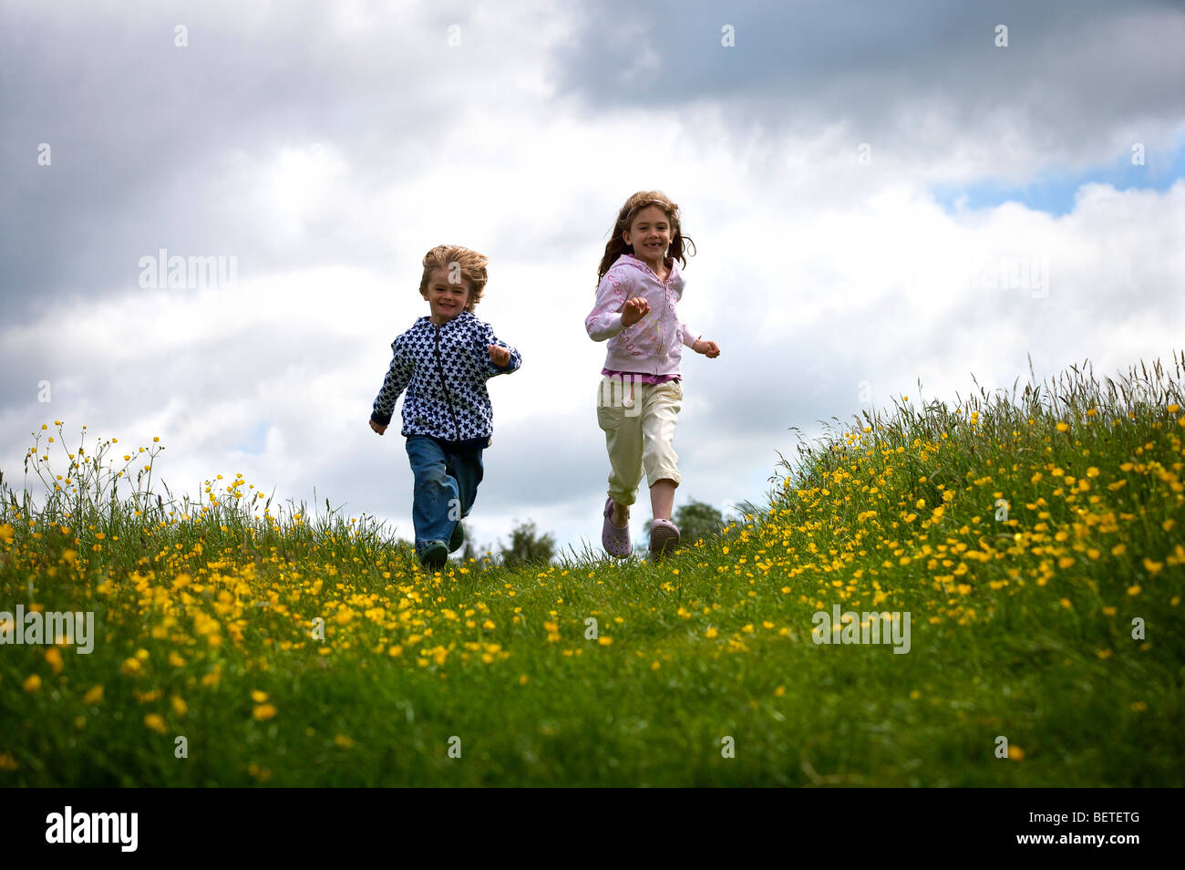 6 children running hi-res stock photography and images - Alamy