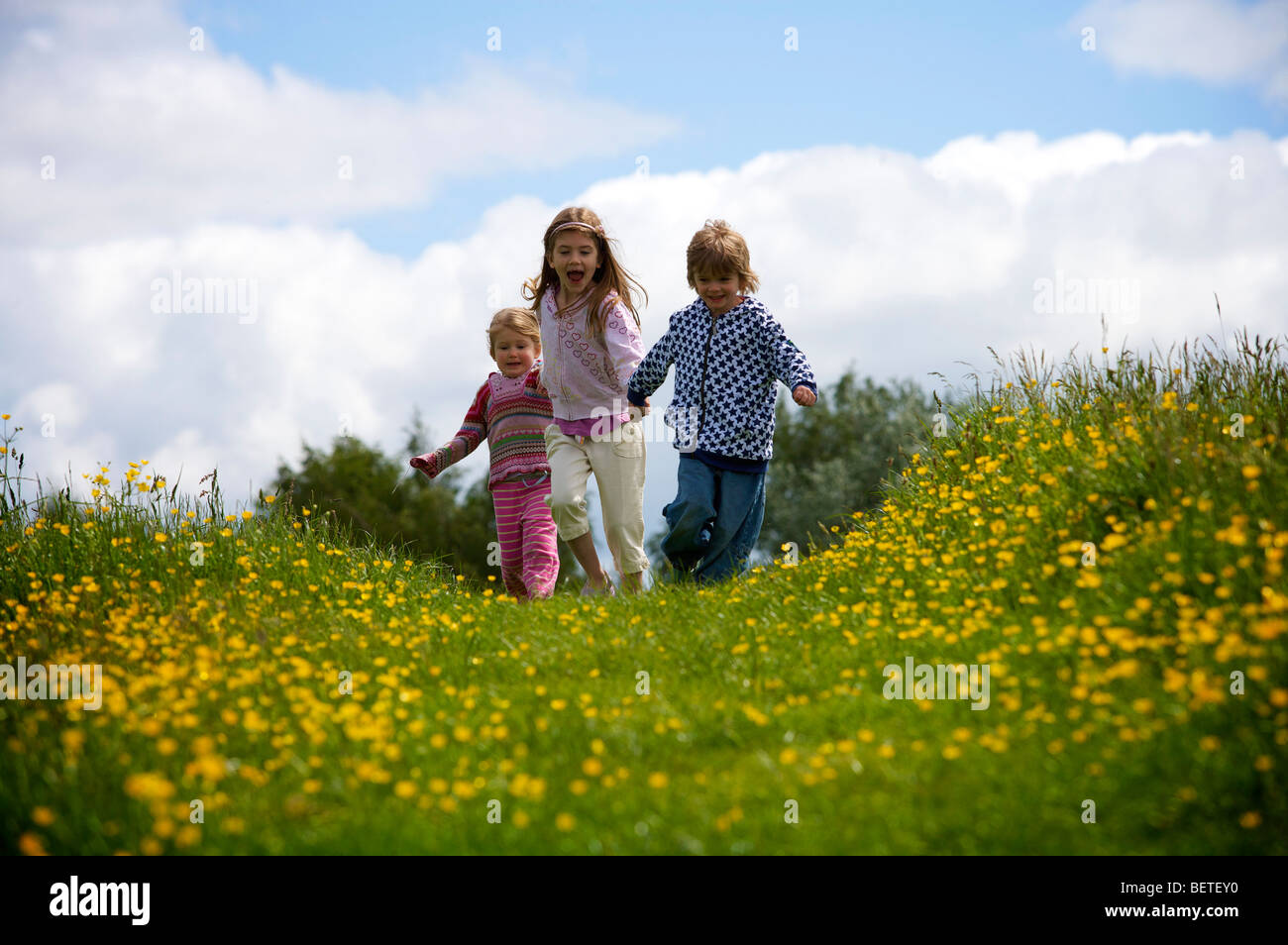 3 young children running Stock Photo - Alamy