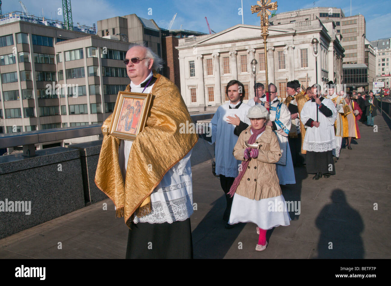 Blessing the Thames at London Bridge - Procession arrives from the City ...
