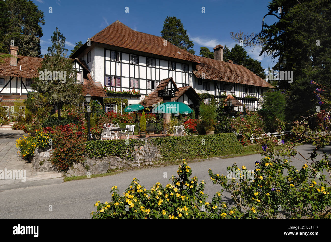 Front Garden of the Colonial-Era Ye Olde Smokehouse Hotel & Restaurant ...