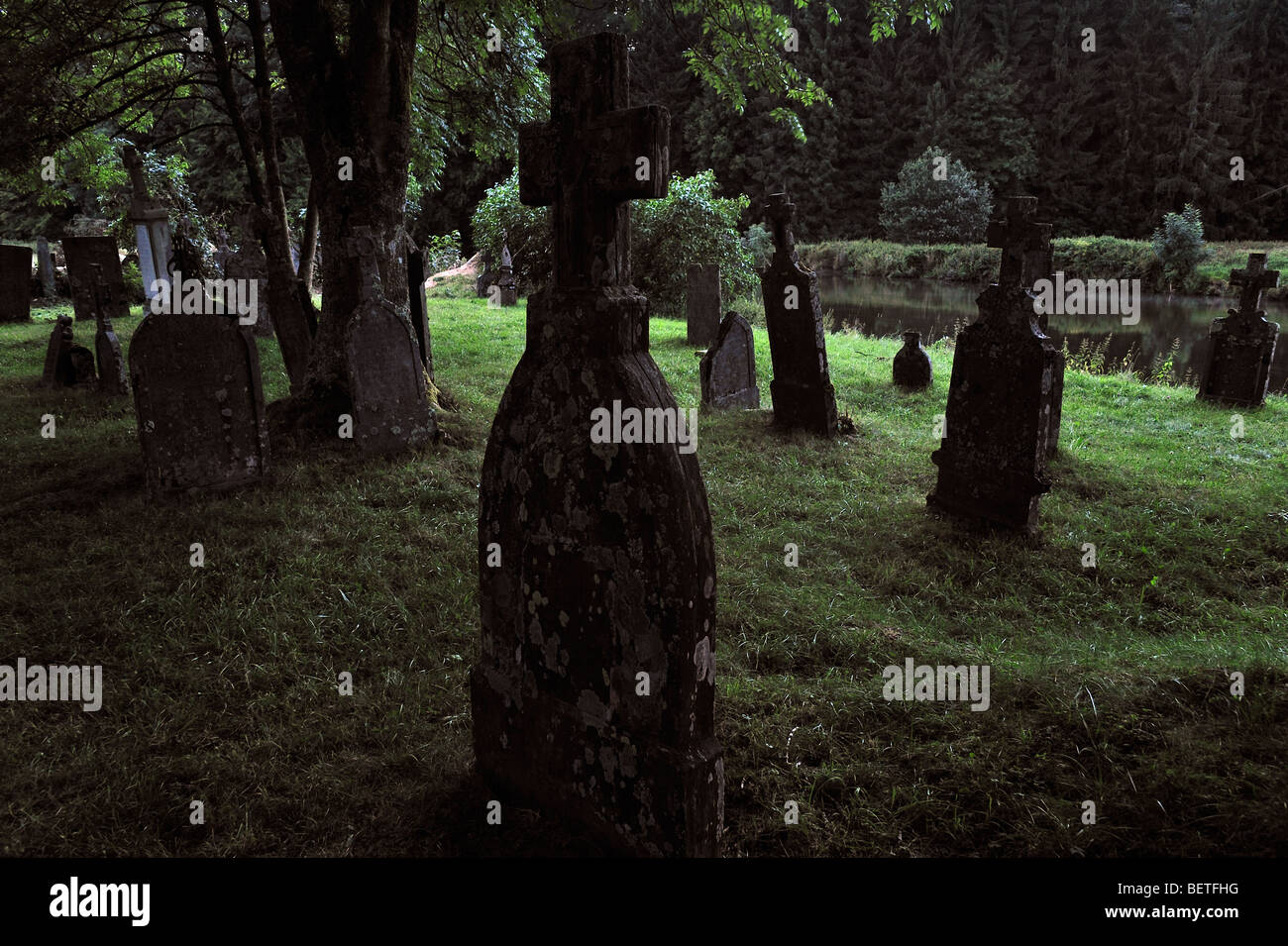 17th 18th century tombs headstones hi-res stock photography and images ...
