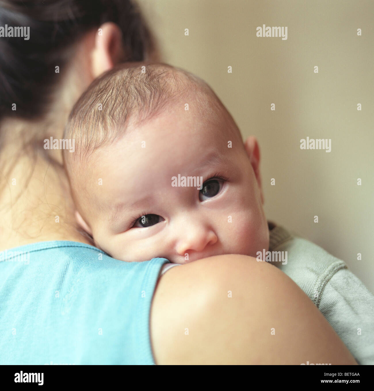baby looking over mother's shoulder Stock Photo - Alamy