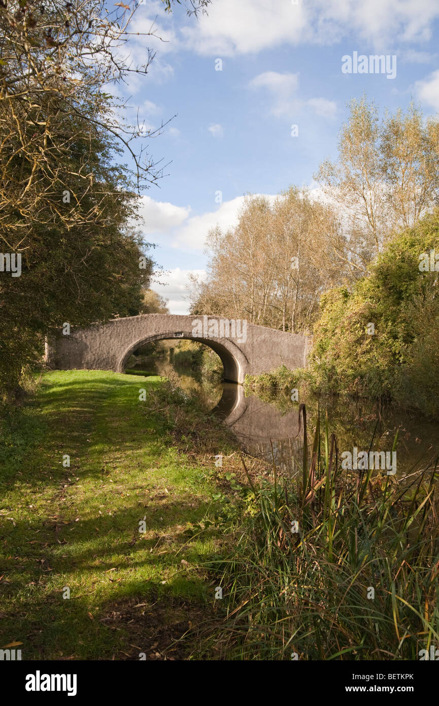 Small bridge over the Oxford Canal Oxfordshire England UK Stock Photo ...